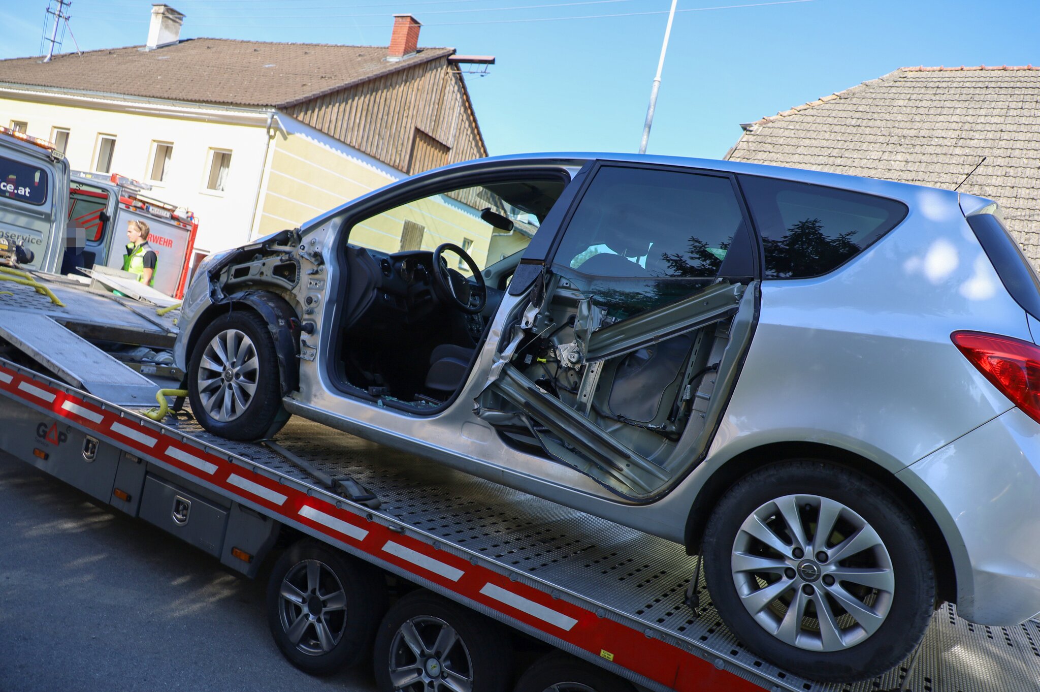 Pichl bei Wels: Auto bei Verkehrsunfall komplett aufgeschält - Wels ...