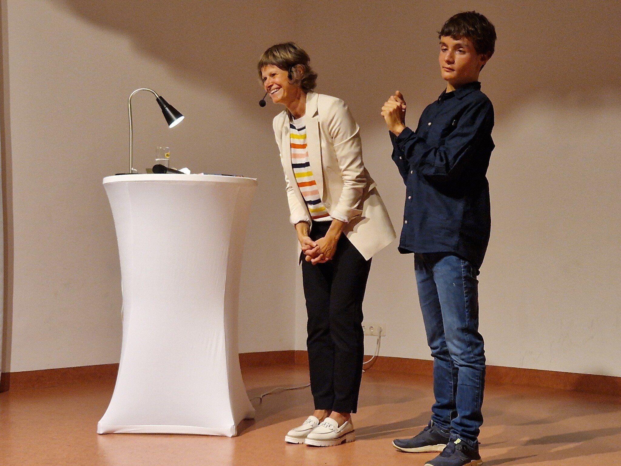 Birgit Kubik: "In seinem Element": Standing Ovations bei Lesung in Enns ...