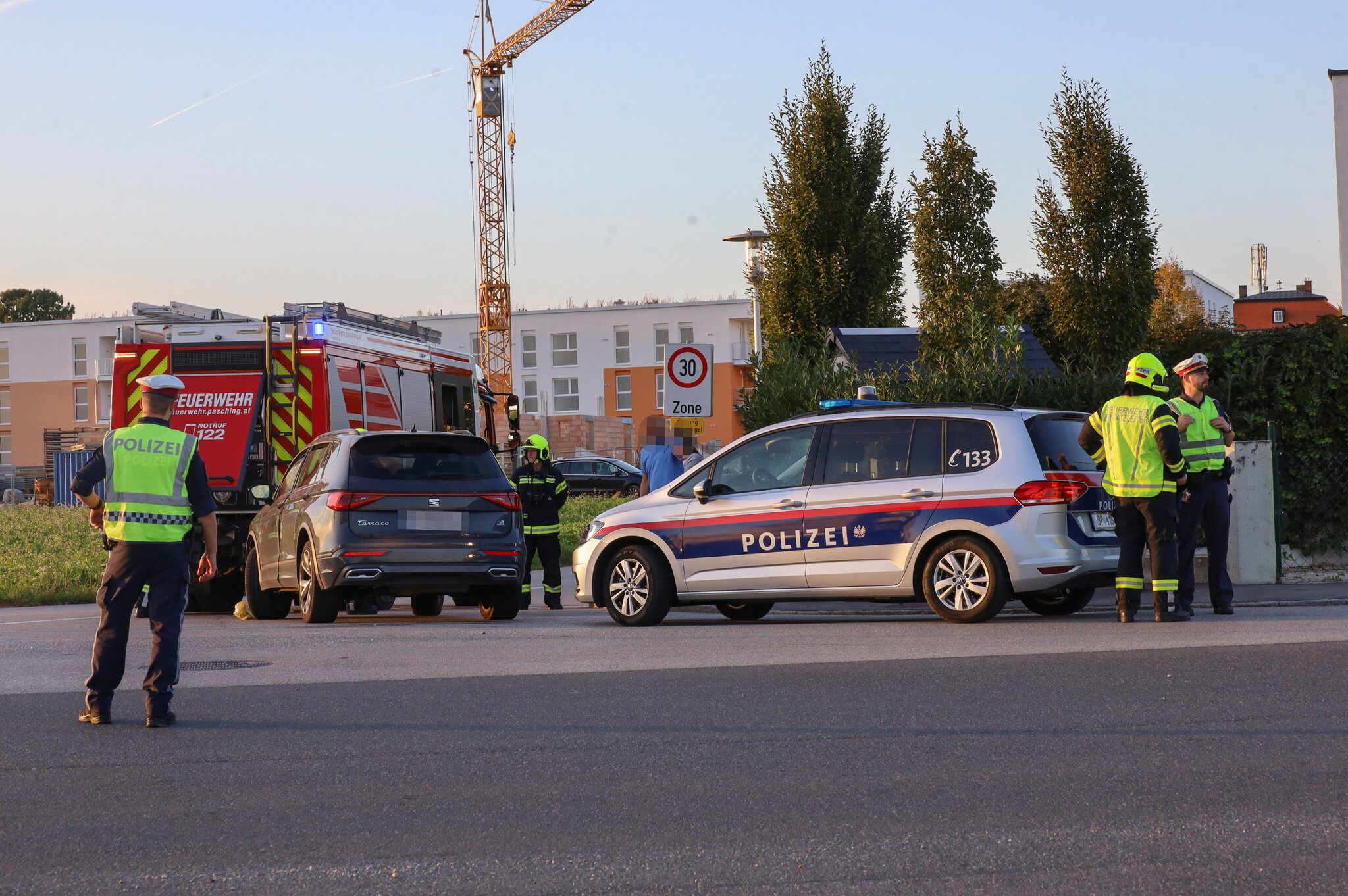 Einsatz in Pasching: Verkehrsunfall zwischen zwei Pkws fordert einen ...