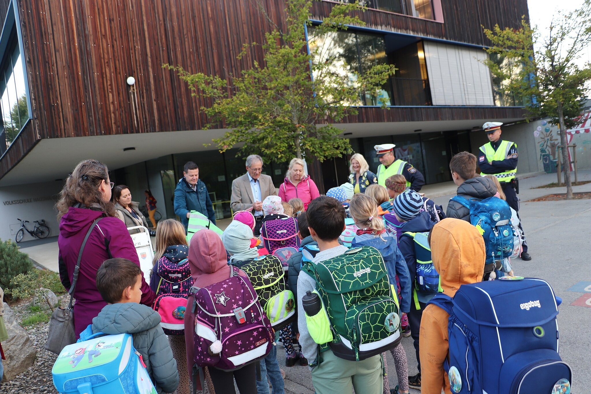 Volksschule Hausmannstätten: Mit dem Pedibus zur Schule - Graz-Umgebung