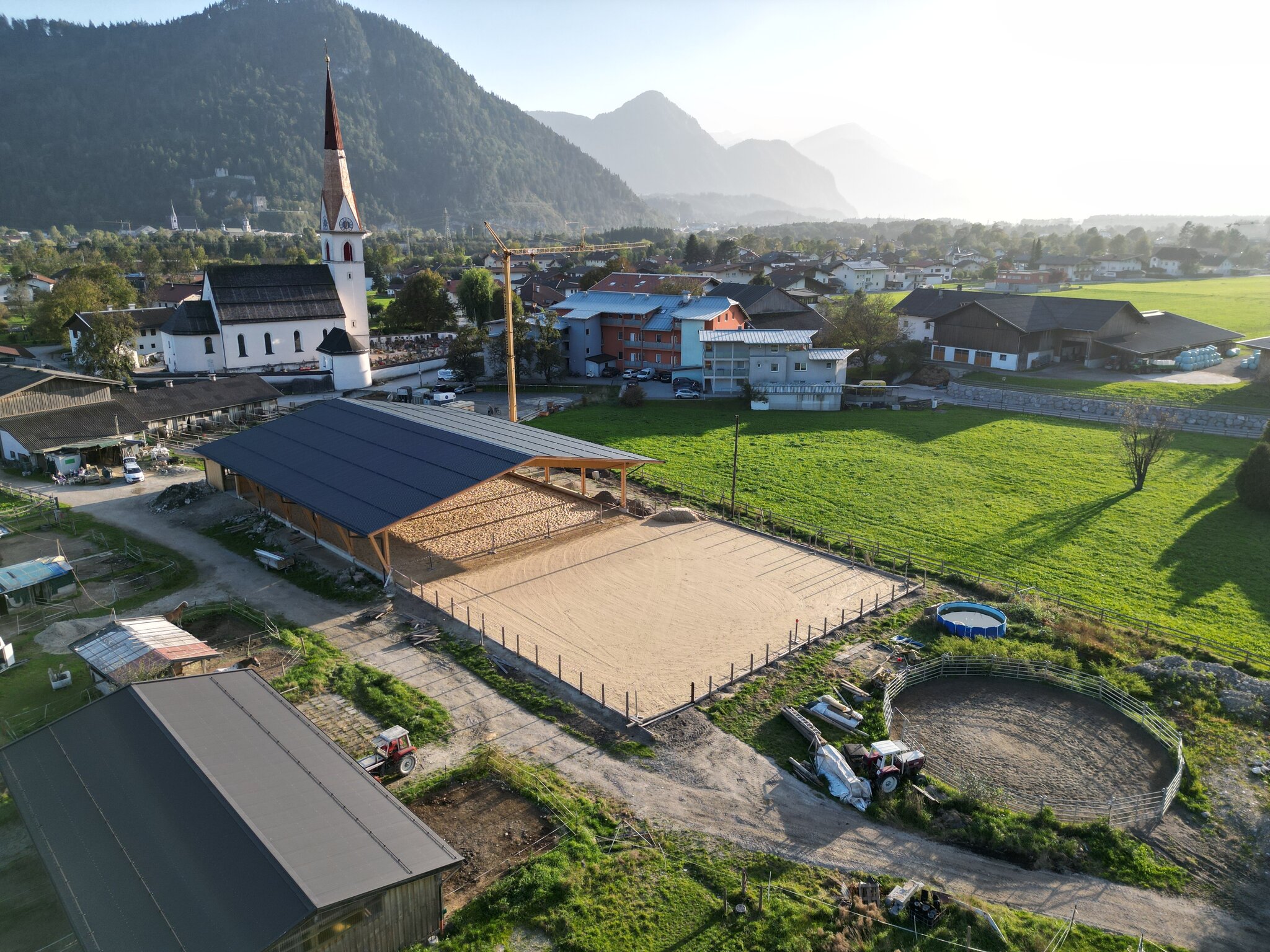 Moderne Architektur trifft Pferdeliebe: Reitsportanlage Kramsach erhält ...