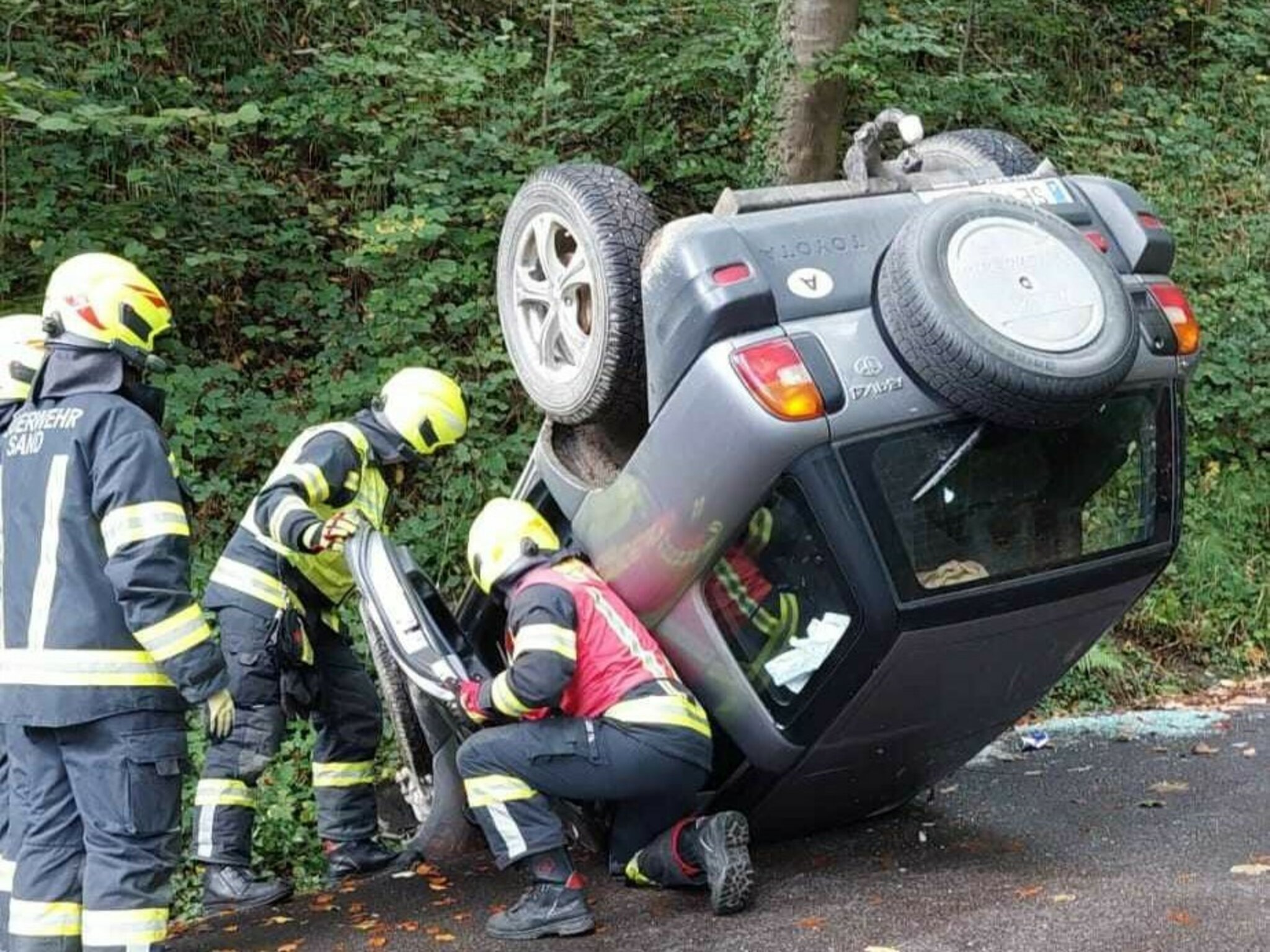 Feuerwehr im Einsatz: Auto landete auf dem Dach - Steyr & Steyr Land
