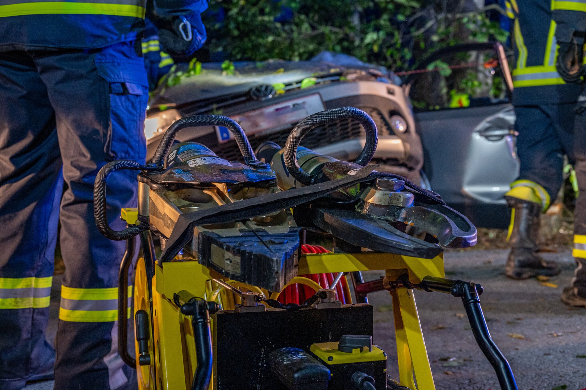 Pkw kracht gegen Baum: Vier teils Schwerverletzte bei Verkehrsunfall in Wartberg - Kirchdorf