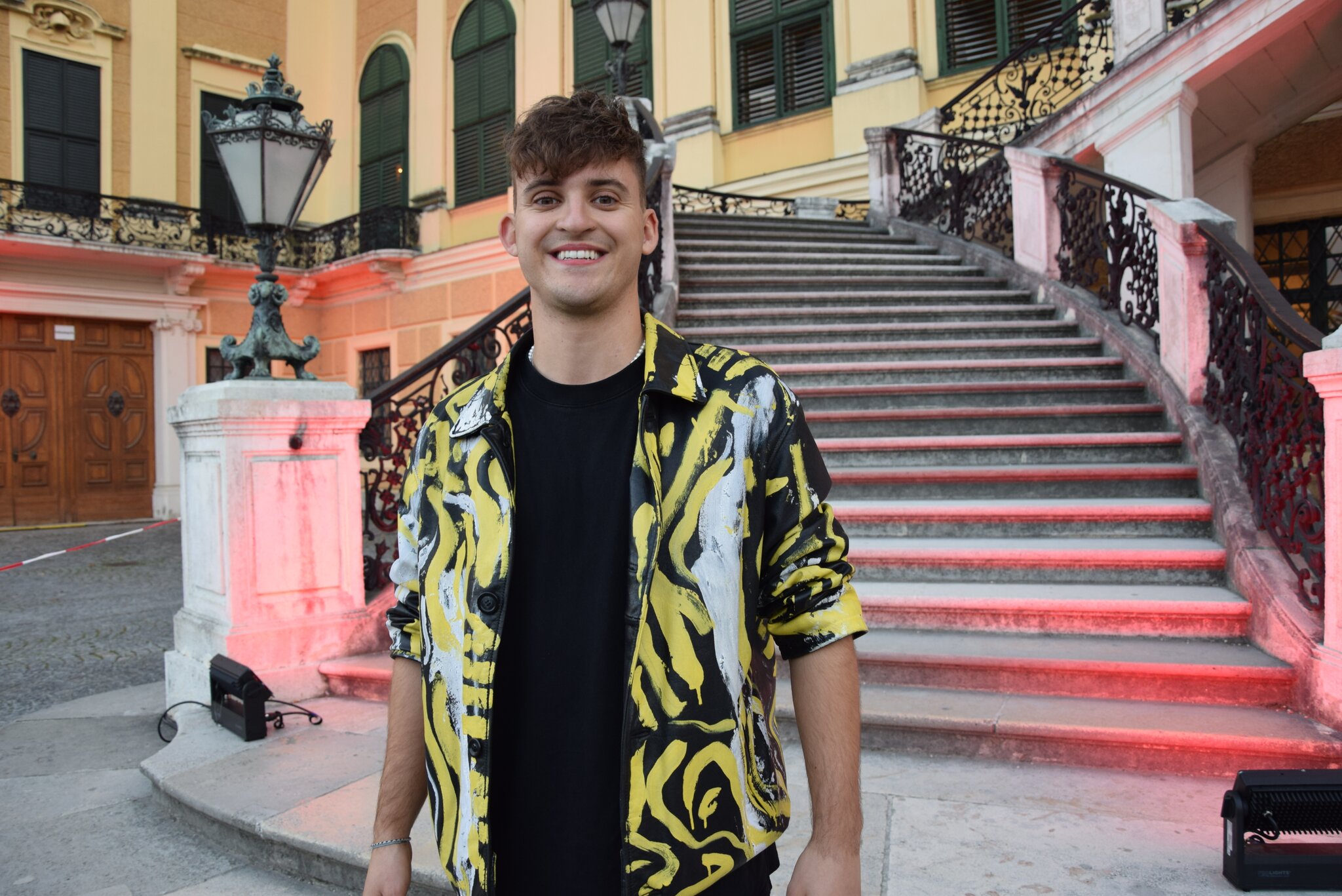 Magier Fab Fox: Feuriger Entfesselungs-Stunt über dem Schloss Schönbrunn - Wien