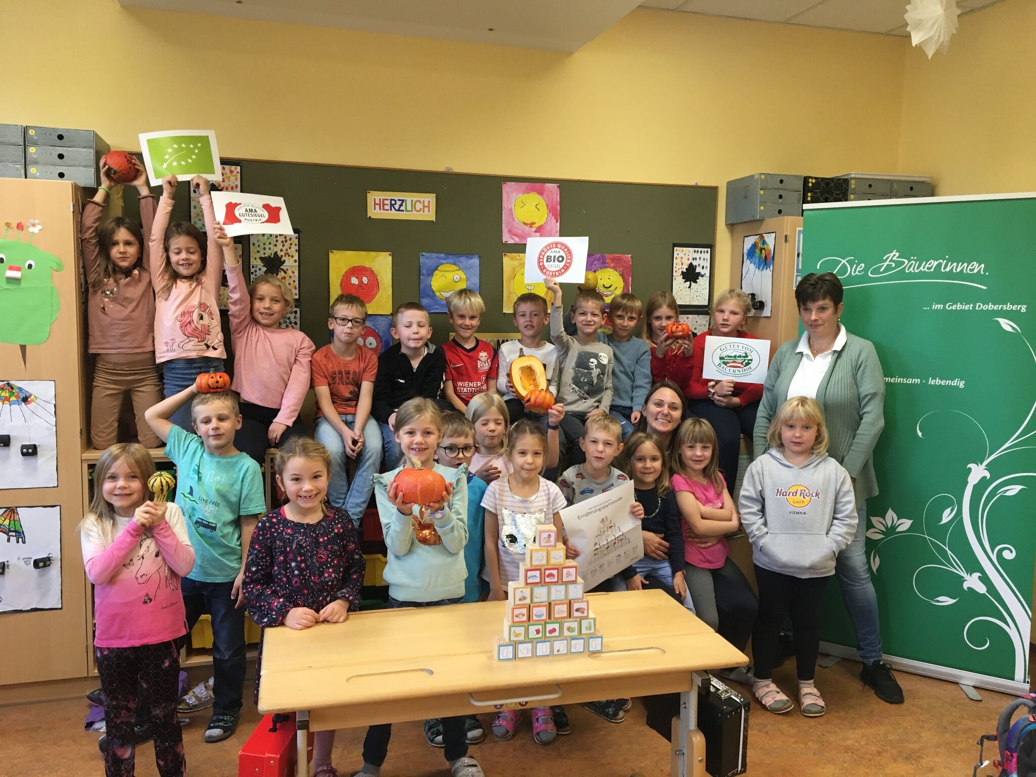 Bäuerinnen im Klassenzimmer: Kürbisse beim Besuch in Volksschule ...