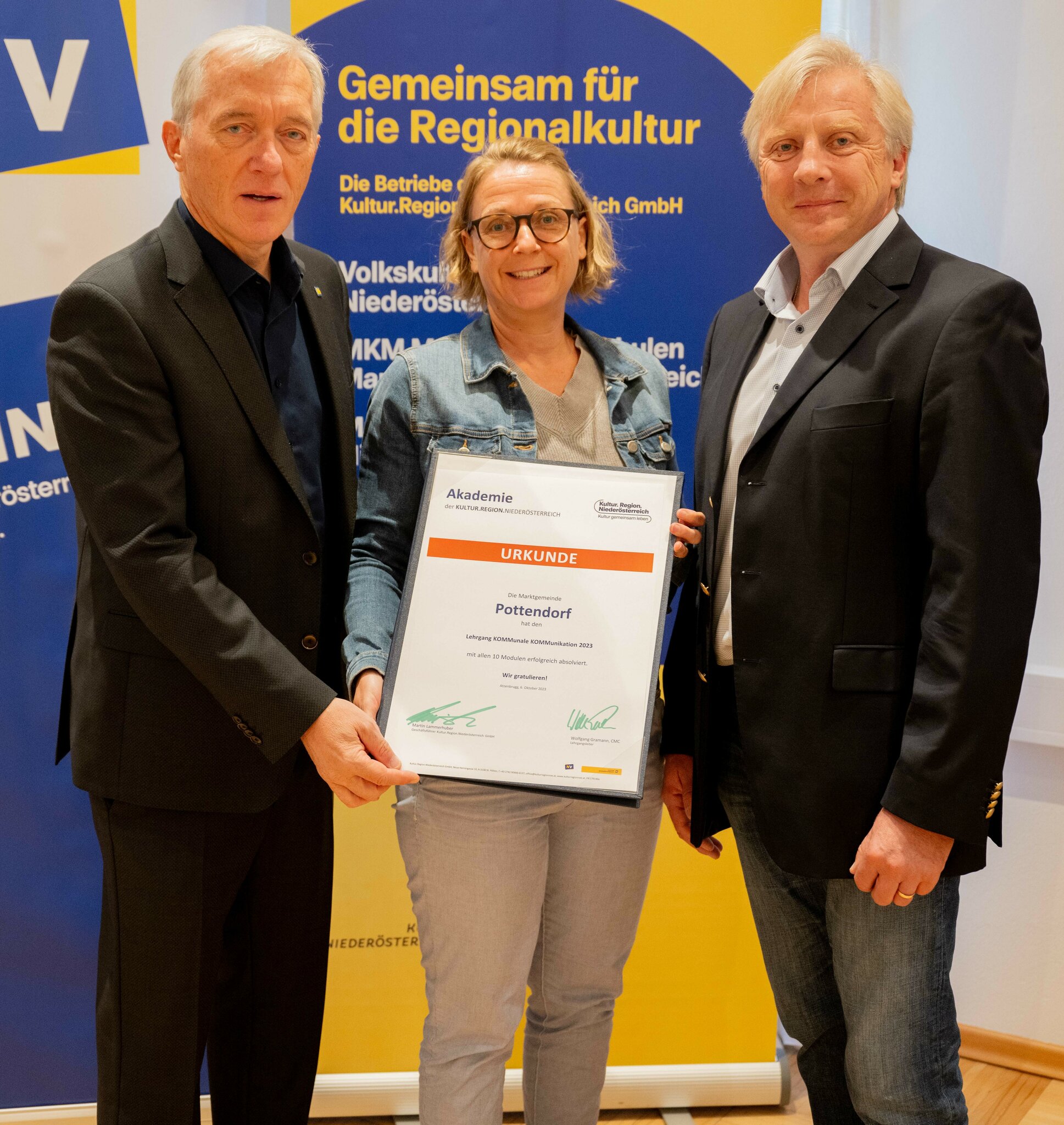 Elisabeth Waidacher erhält Urkunde für Medienarbeit für Pottendorf ...