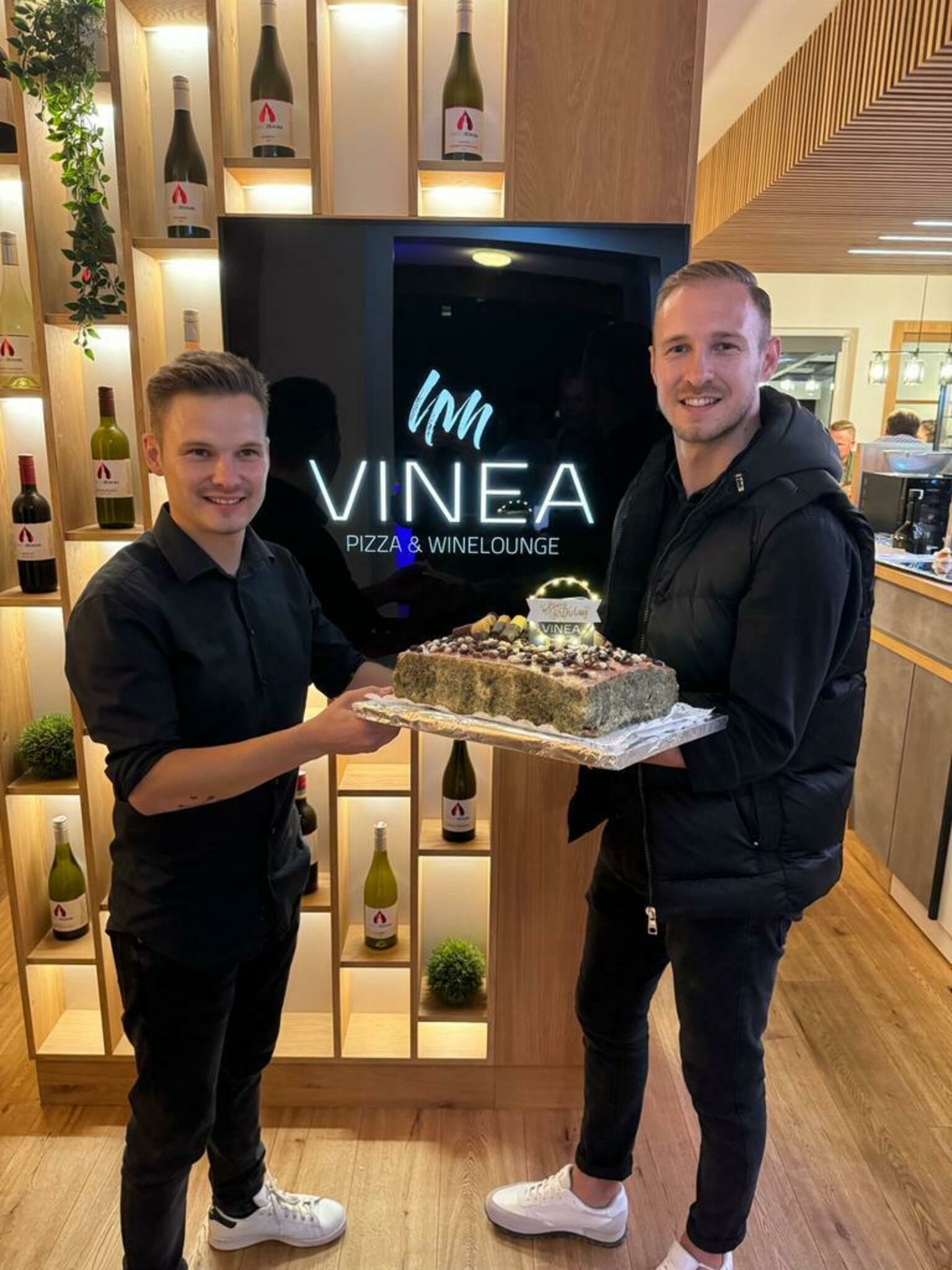 Party: Vinea in Teesdorf feierte Geburtstag mit Wein und Beats - Steinfeld