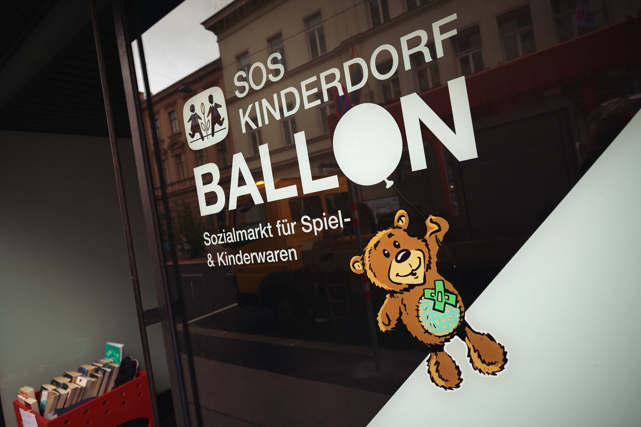 Schönbrunner Straße: Der SOS-Ballon feiert seinen dritten Geburtstag ...