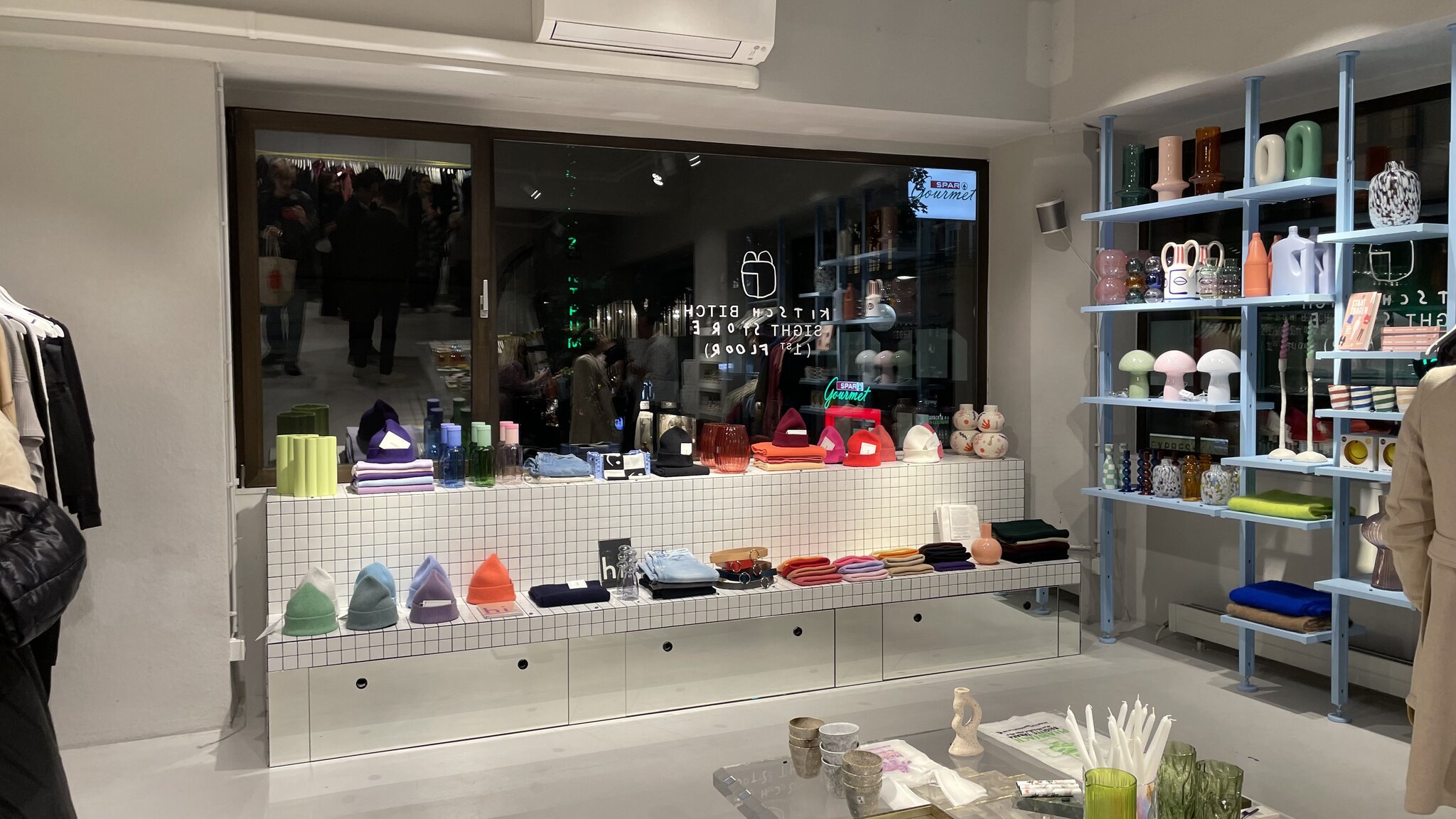 Stilvoll durch den Neubau: Kitsch Bitch Sight Store feiert Eröffnung ...