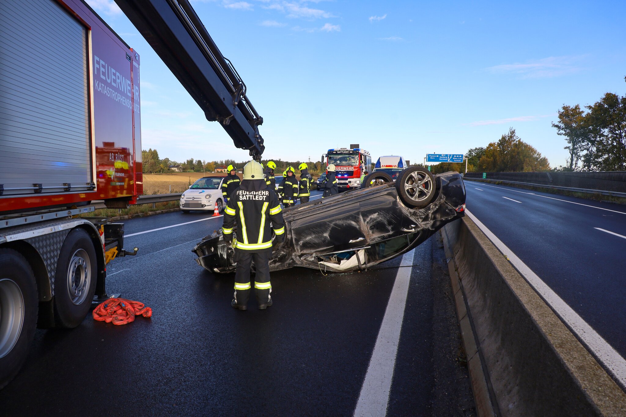 Zwei Verletzte bei Unfall auf A9: Auto schlitterte in Seitenlage über ...
