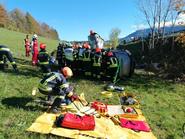 Bei Gröbming: PKW kommt von der Straße ab und überschlägt sich - Liezen