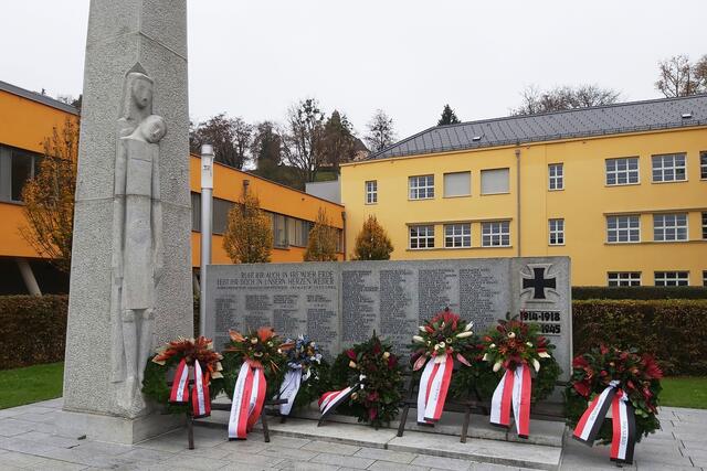 Kameradschaftsbund: Totengedenken der Stadt Perg beim Kriegerdenkmal - Perg