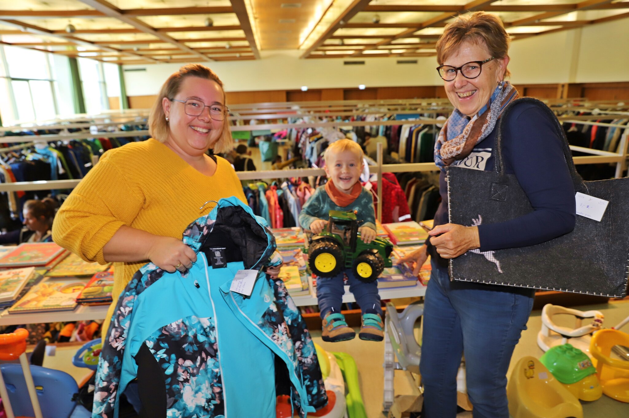 Tausende Kinderartikel bearbeitet: Umtauschbasar der Pfarre Ebensee wieder ein voller Erfolg ...