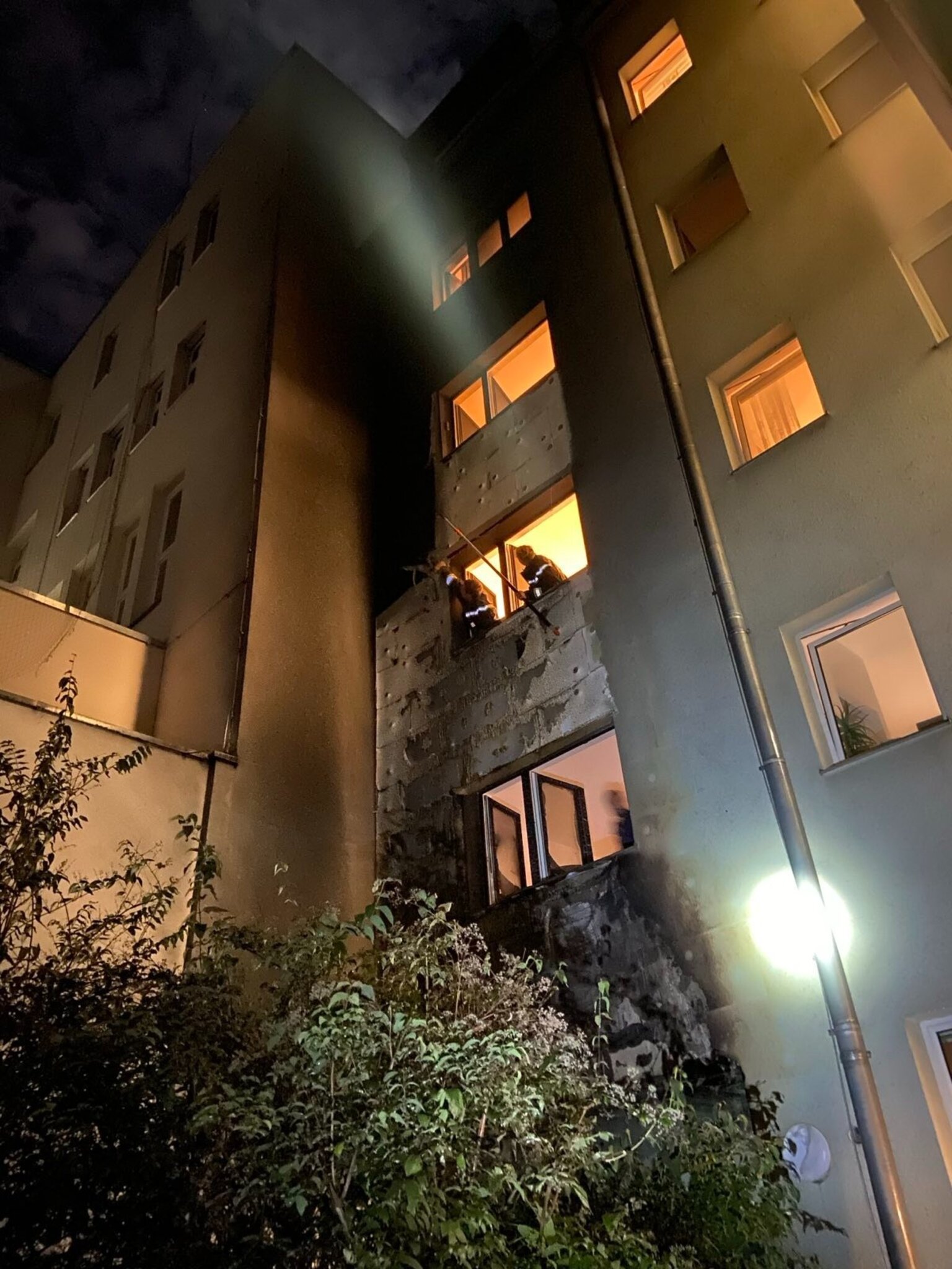 Alarmstufe 1 in Ottakring: Durchgang zu Wiener Wohnhaus in Flammen - Ottakring