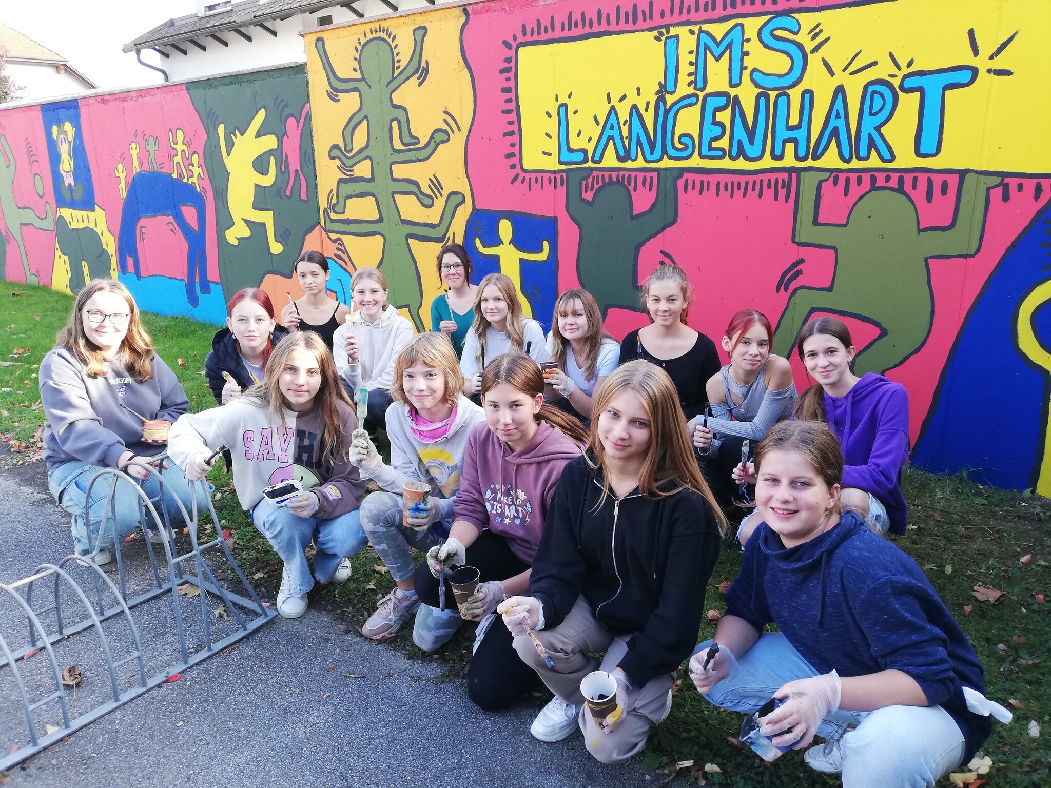 IMS Langenhart: Schüler:innen bemalten Mauer und Säulen vor der Schule - Enns