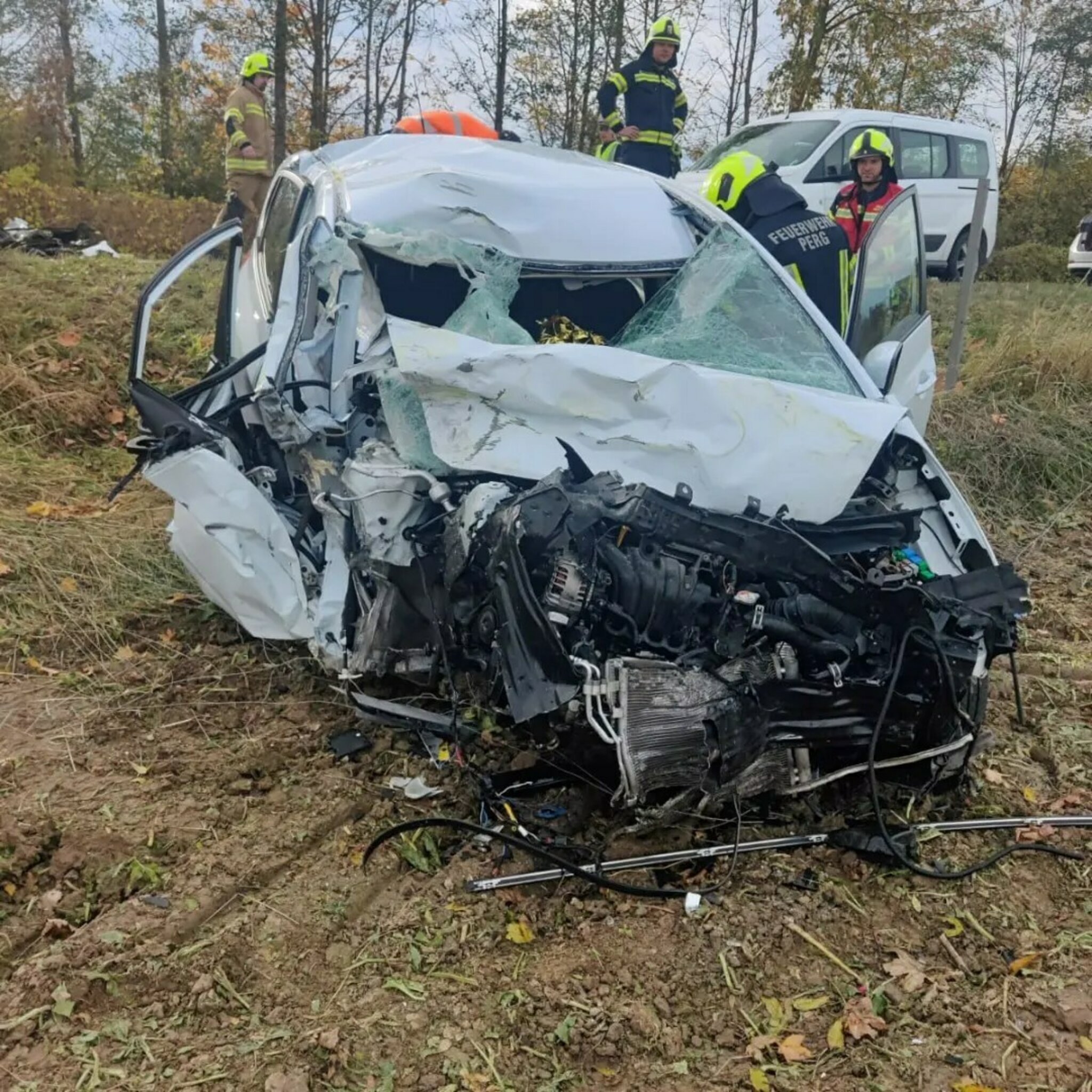 Unfall in Perg: Auto und Lastwagen kollidierten auf der B3 - Perg
