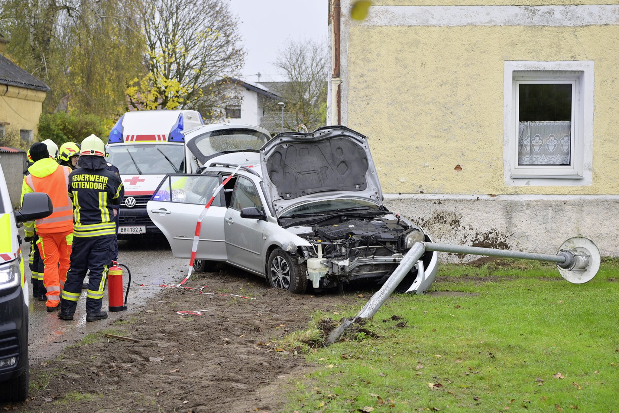 Drei verletzte Personen: PKW prallt gegen Hauswand in Helpfau-Uttendorf - Braunau