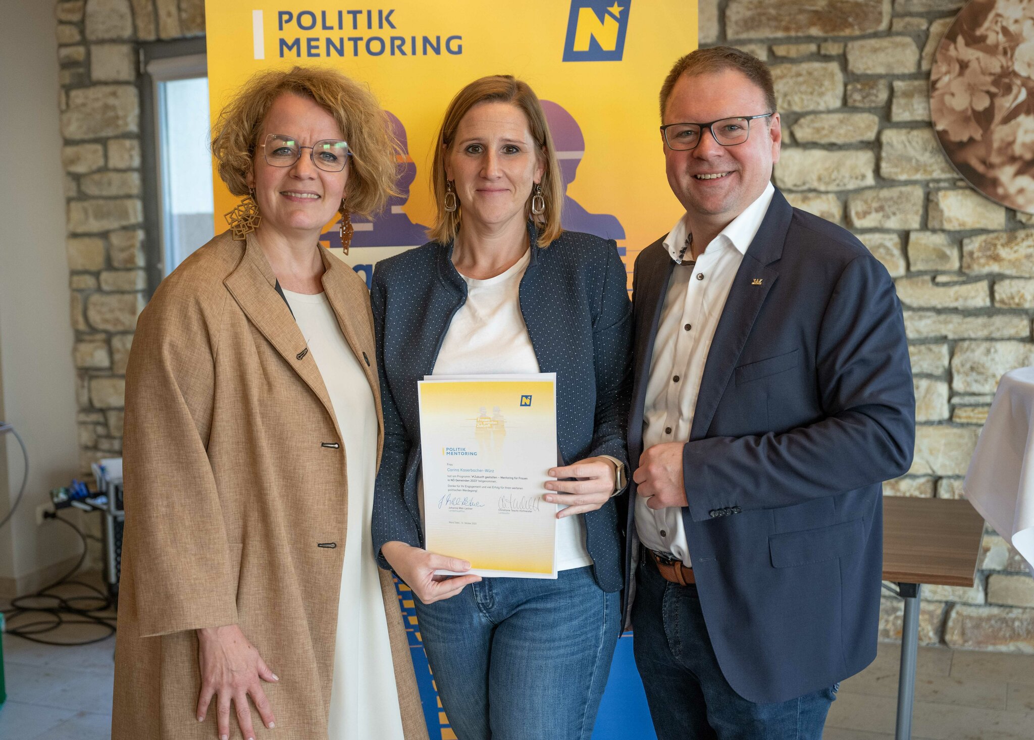 Land NÖ: Frauen aus dem Bezirk absolvierten Politik-Mentoring Programm ...