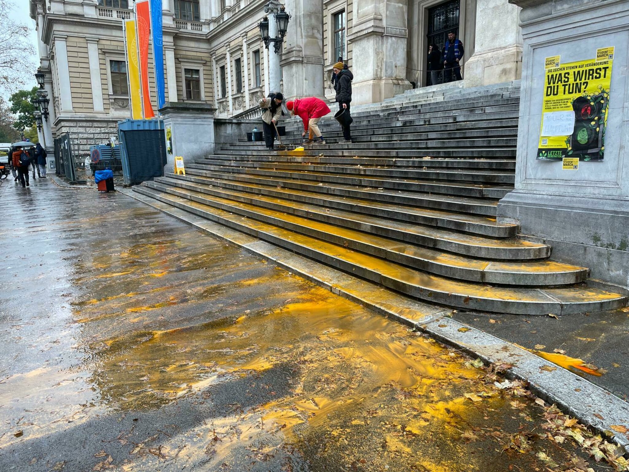 Letzte Generation: Klimaaktivisten verschütten Warnfarbe bei Uni Wien ...