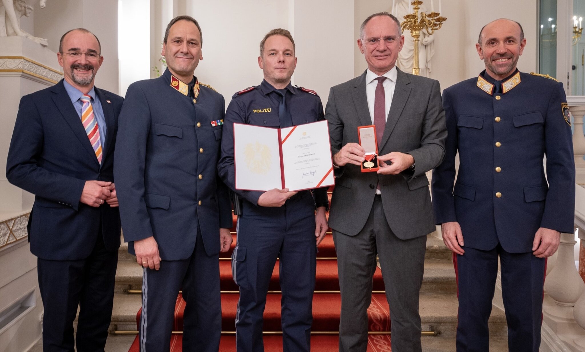 Rettungsaktion: Ein Inspektor bewahrte eine Person vor dem Ertrinken ...