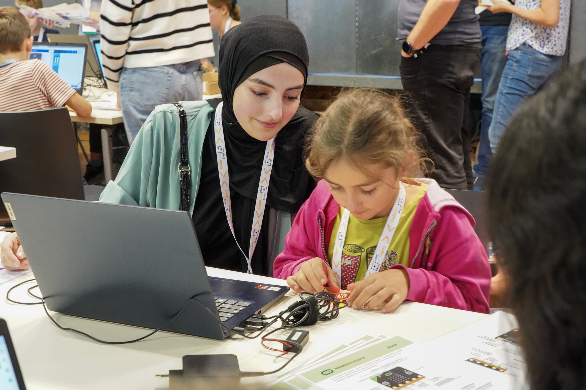 CoderDojo Steyr: Micro:bits mit HAK-Schülern - Steyr & Steyr Land
