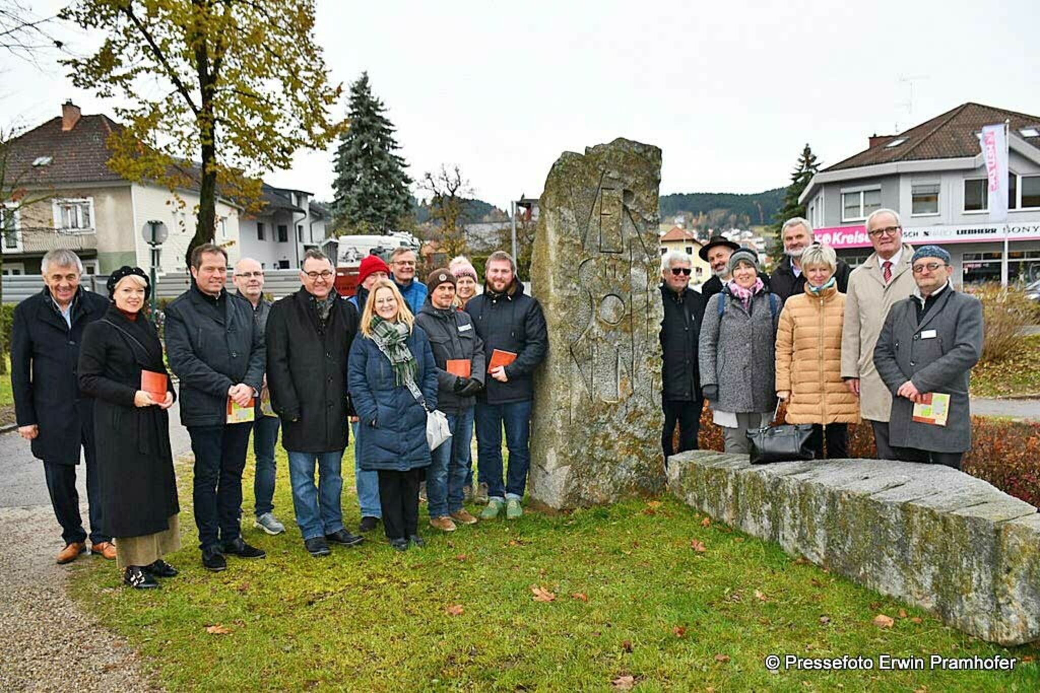 Gedenkstein - "Versöhnung" neu aufgestellt: Infotafel und Gedenkstein ...