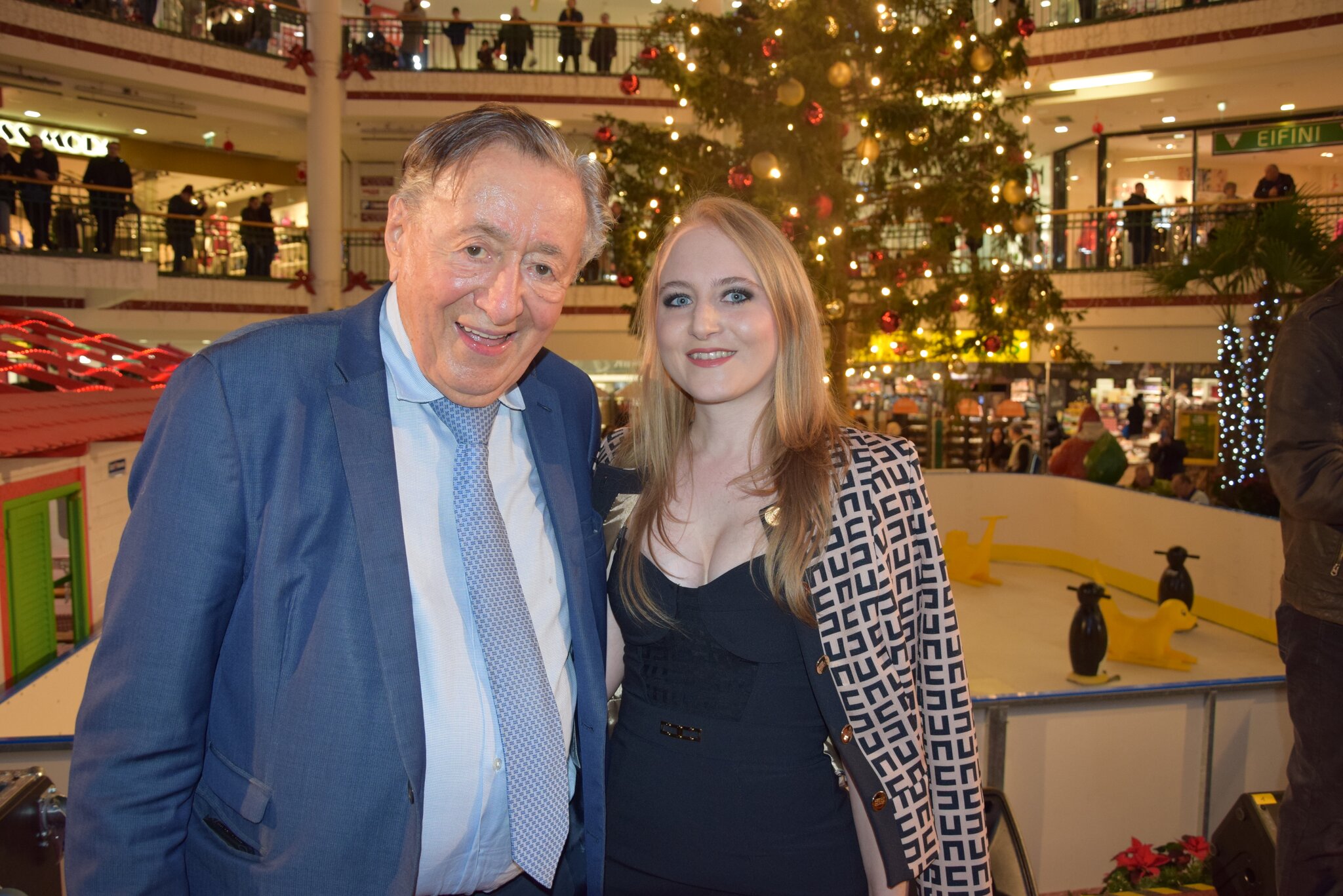 Illuminierung: Lugner feierte seinen Christbaum von Gudenus in der ...