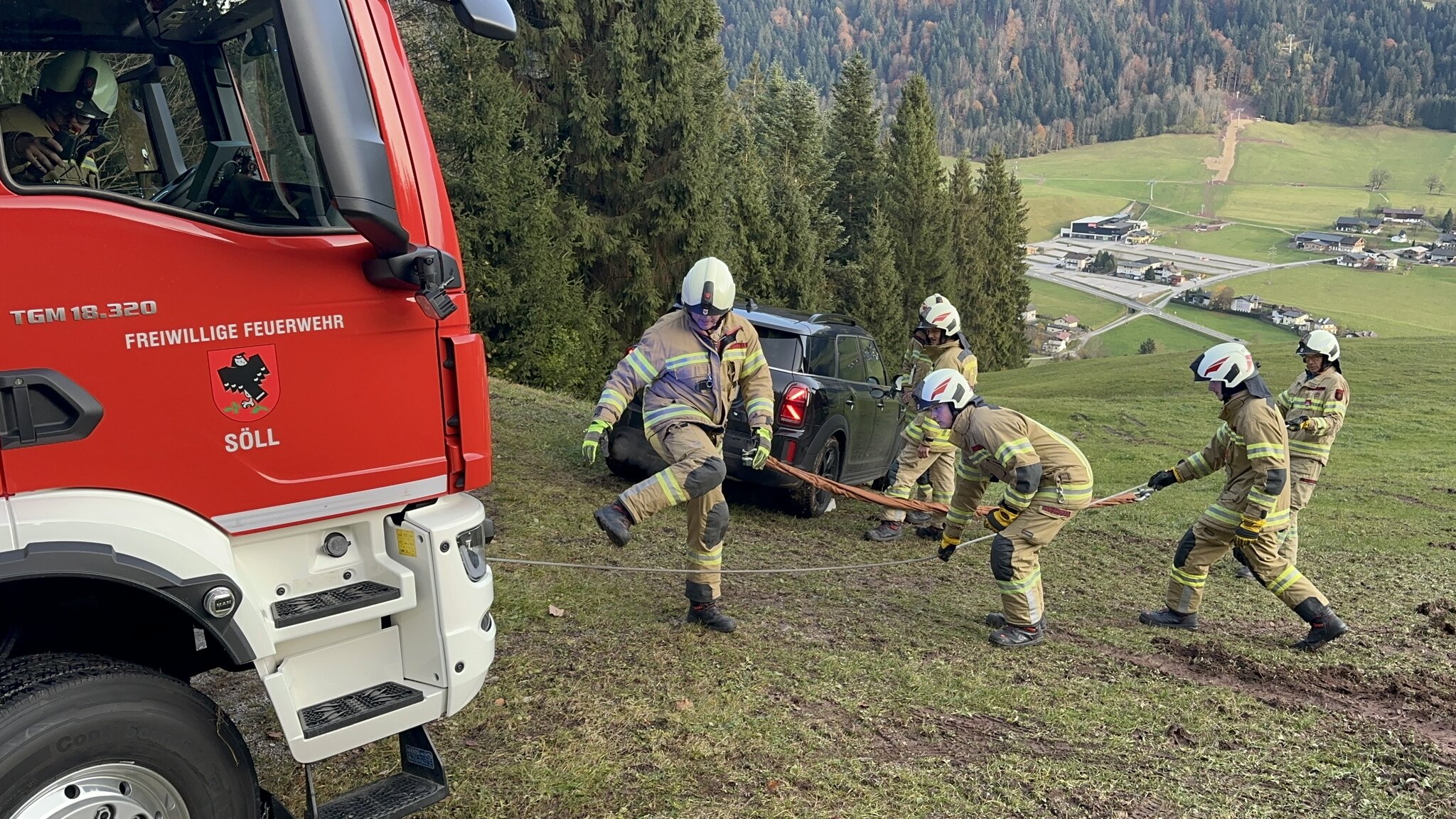 Einsatz: Fotopause endet in Söll mit Fahrzeugabsturz - Kufstein