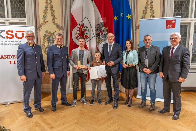 Bezirk Landeck: Junger couragierter Pfundser in Innsbruck ausgezeichnet ...