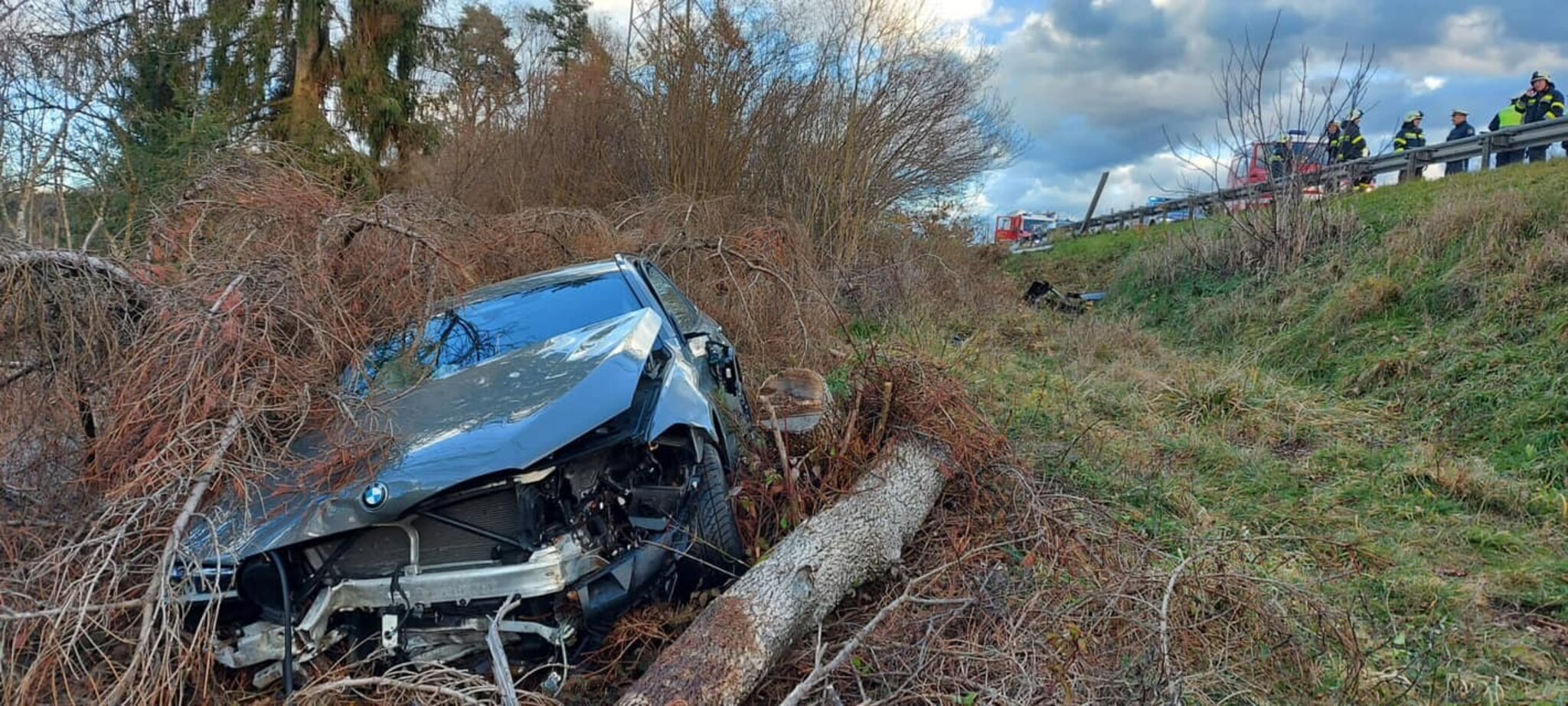 Unfall auf B317: Pkw kam von Straße ab und wurde in Wald "katapultiert" - St. Veit