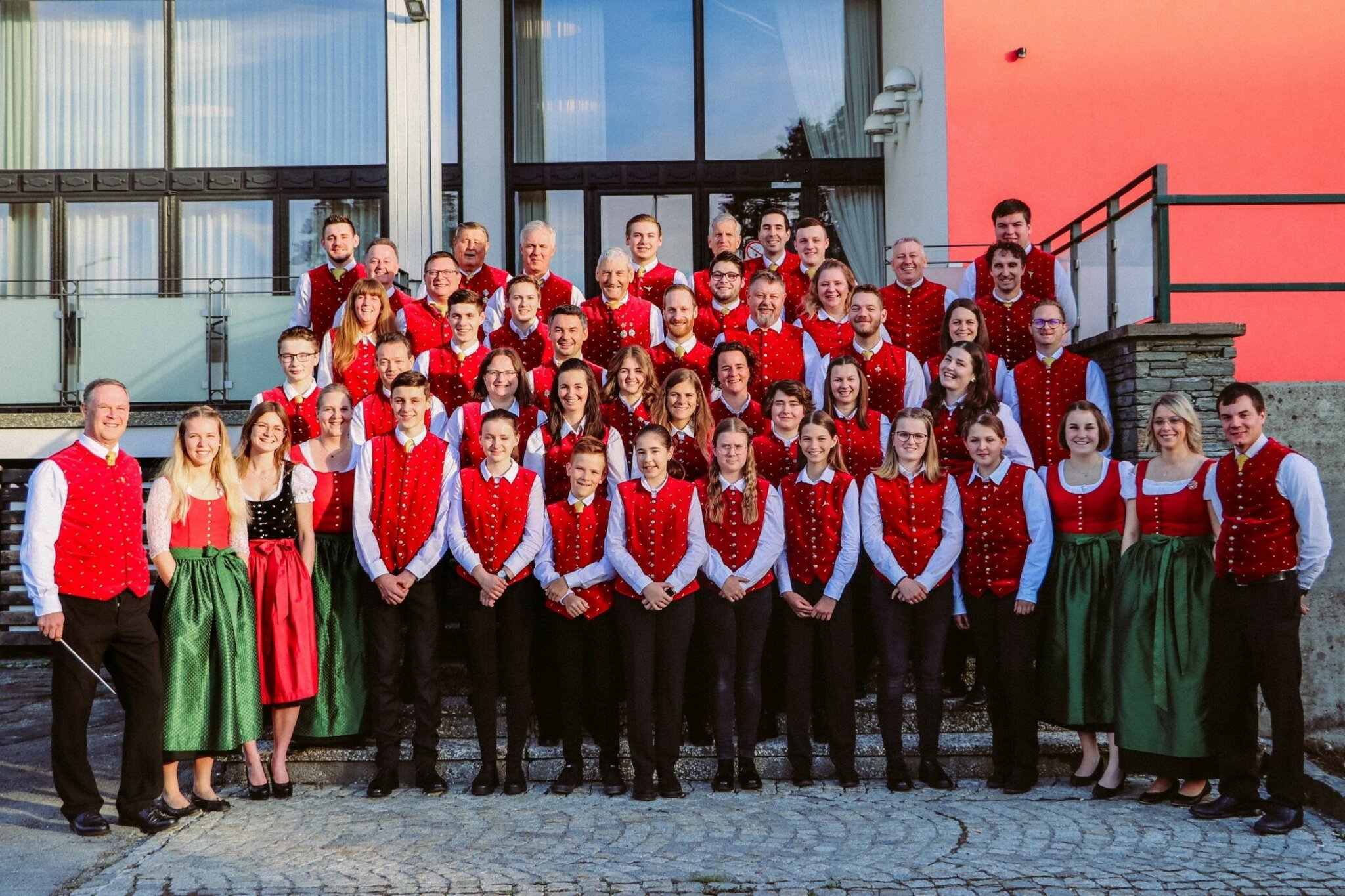 Ein Ort wird zum Kunstprojekt: Stimmungsvolles Event in Paternion am 3 ...