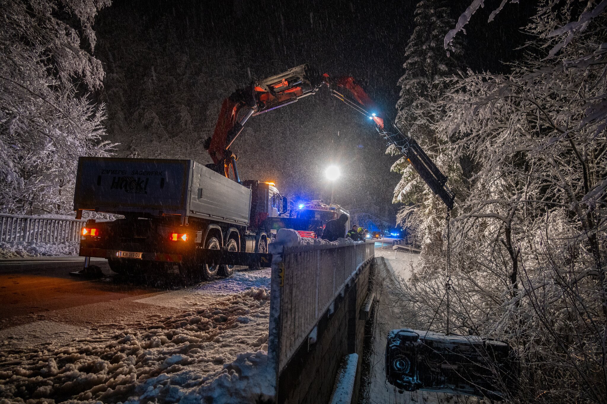 15 Meter in die Tiefe: Aufmerksamer Schneepflugfahrer entdeckte abgestürzten Pkw - Kirchdorf
