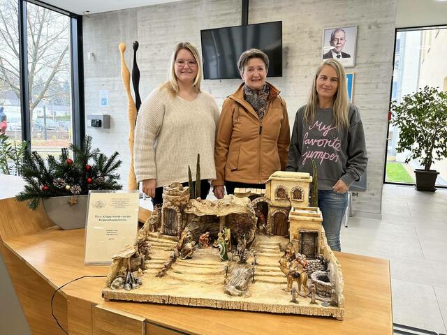Stadtgemeinde Oberwart: Weihnachtskrippe im Rathaus aufgestellt - Oberwart