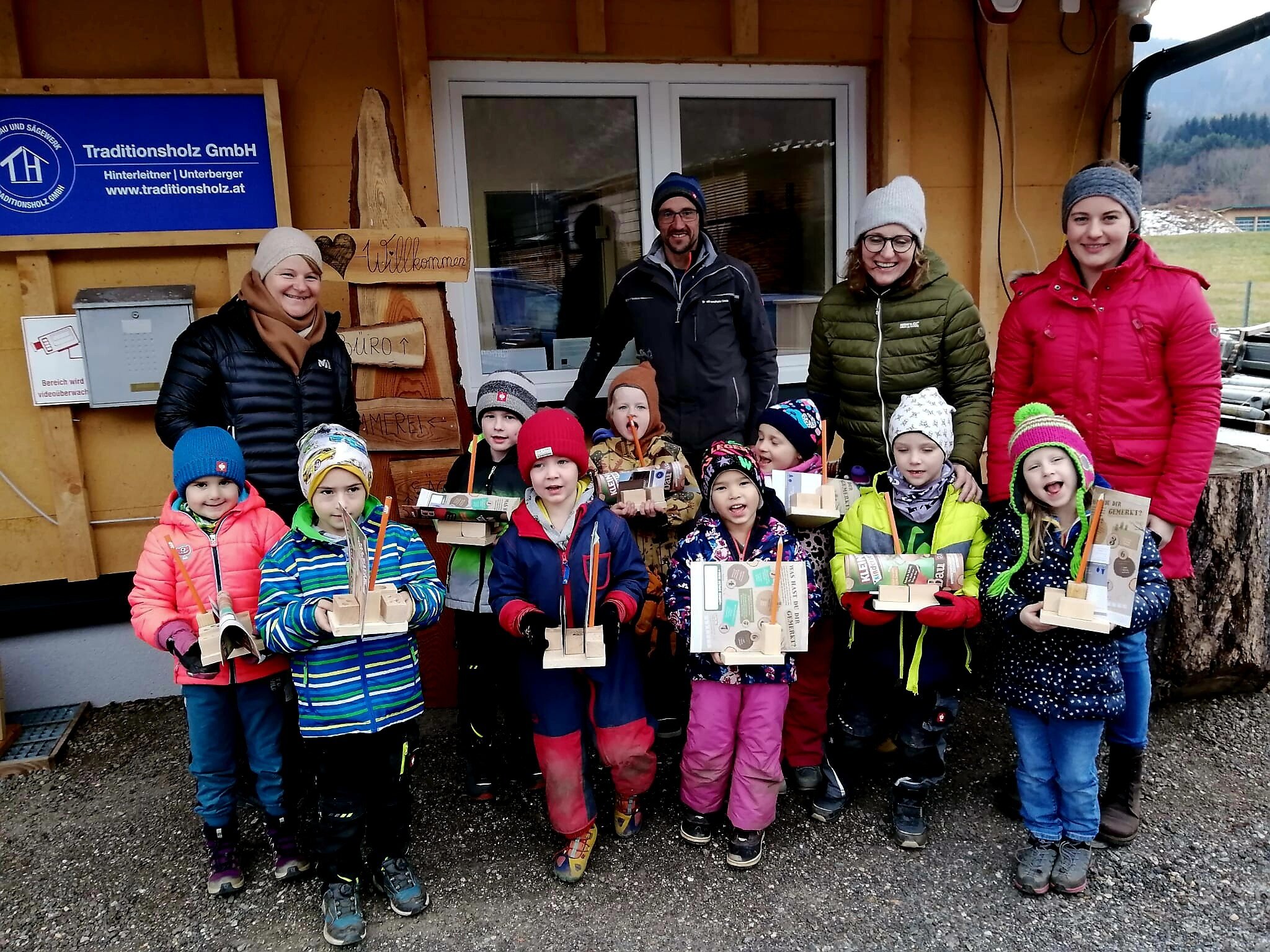 Kindergartenfüchse auf Entdeckungstour: "Vom Baum zum Brett" - wie geht das? - Bruck an der Mur