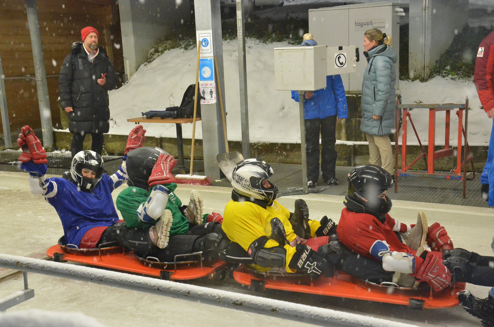 Firmen Wok Rennen in Igls: Charity Firmen Wok Race im Schneetreiben - Telfs