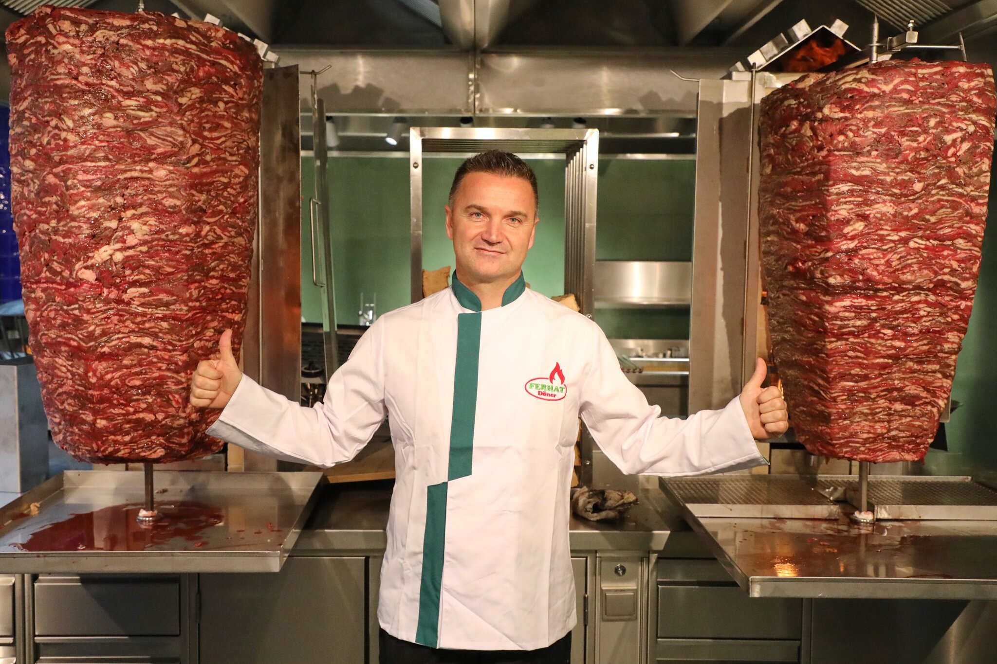 Favoriten: Ferhat hat sein neues Flagship-Lokal mit vielen Promis ...