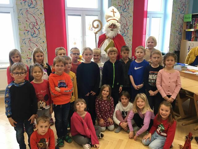 Brauchtum: Nikolaus besucht Gasterner Volksschüler - Waidhofen/Thaya
