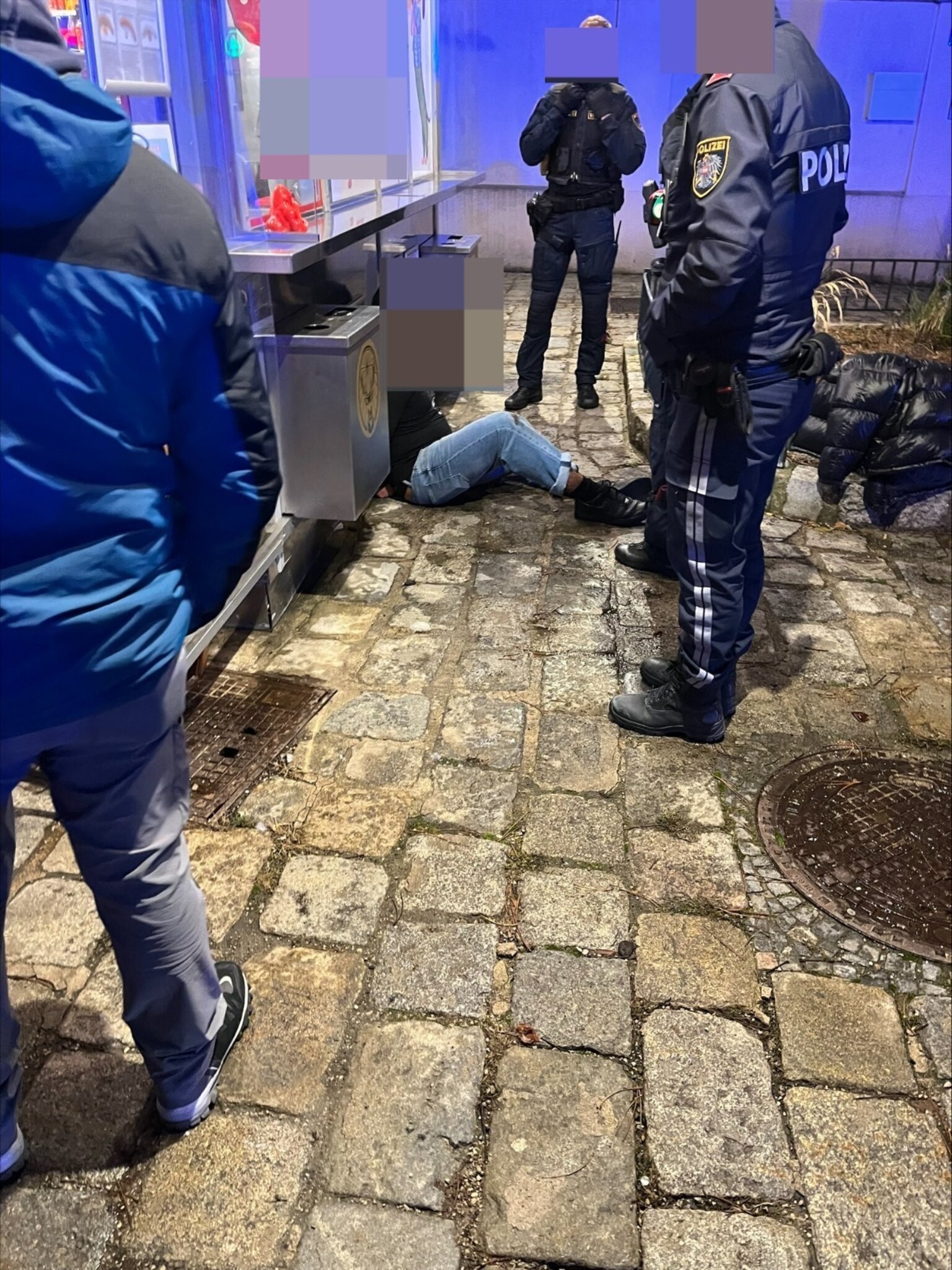 Imbissstand in Liesing: Mann mit Messer verletzt – 15-Jähriger festgenommen - Liesing