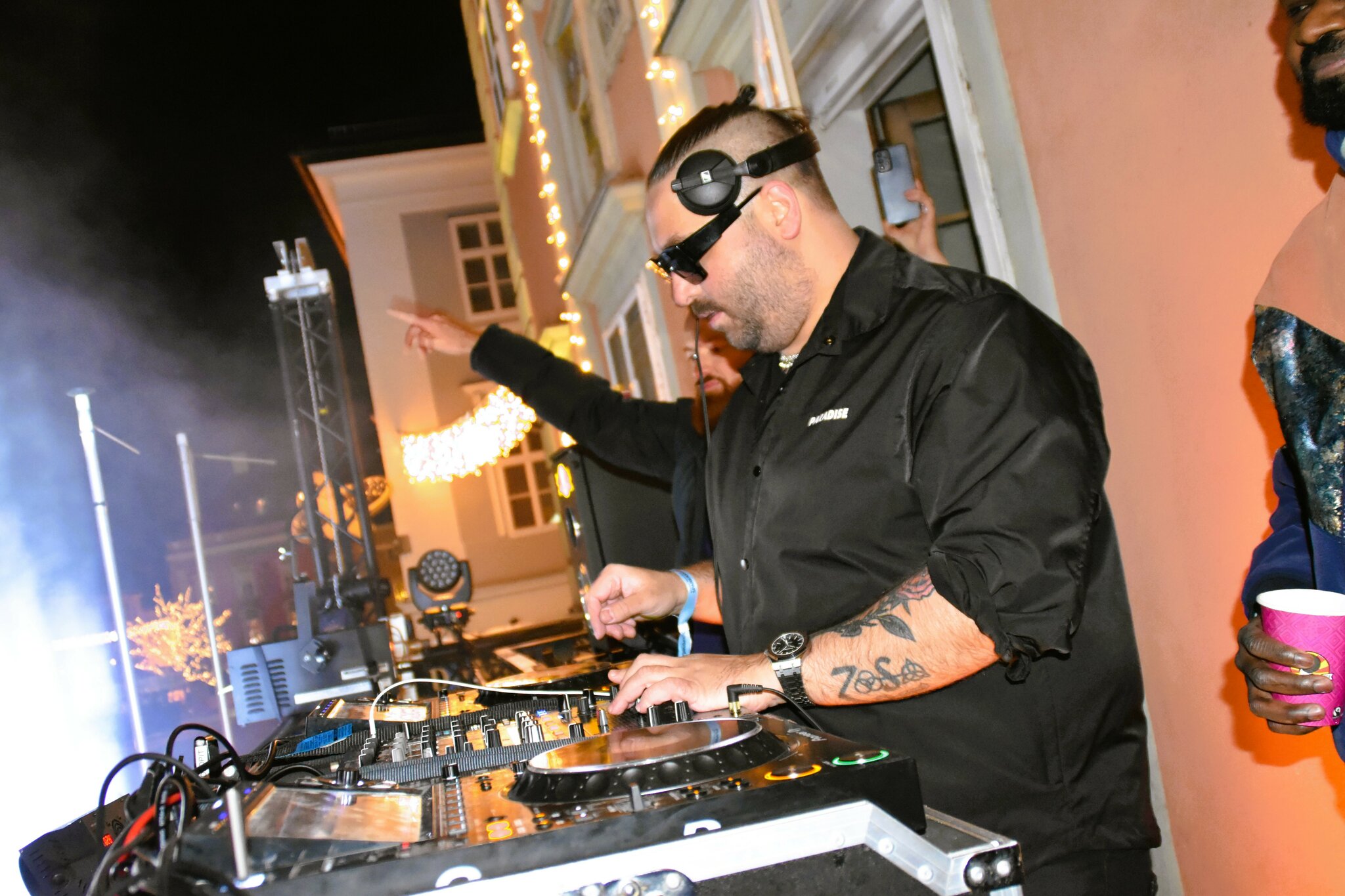 Advent einmal anders: Heiße Beats vom Bürgermeisterbalkon - Wiener Neustadt