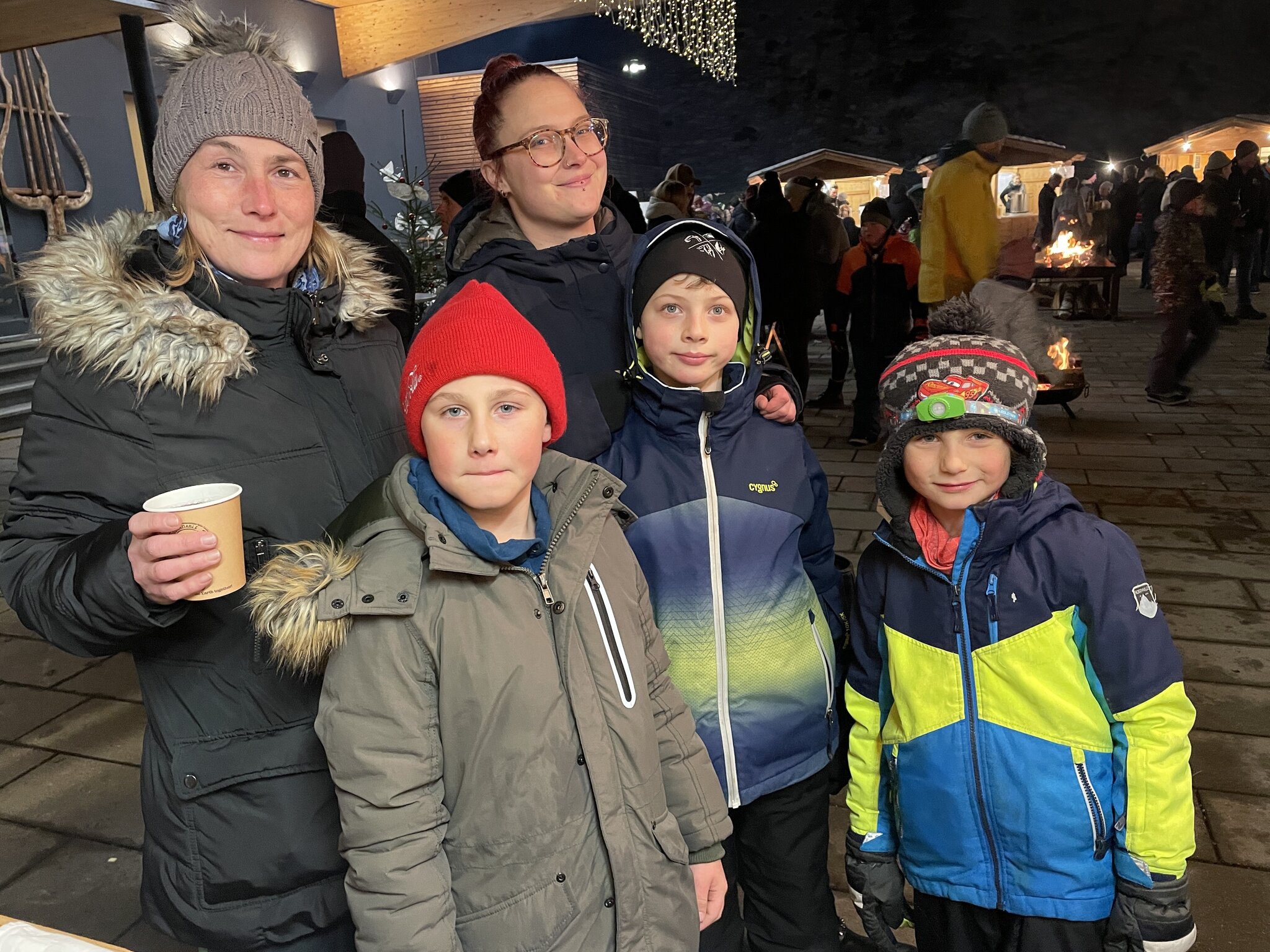 Bruck: Gemeinsames Genießen beim Adventmarkt der St. Georgner Schnalzer ...