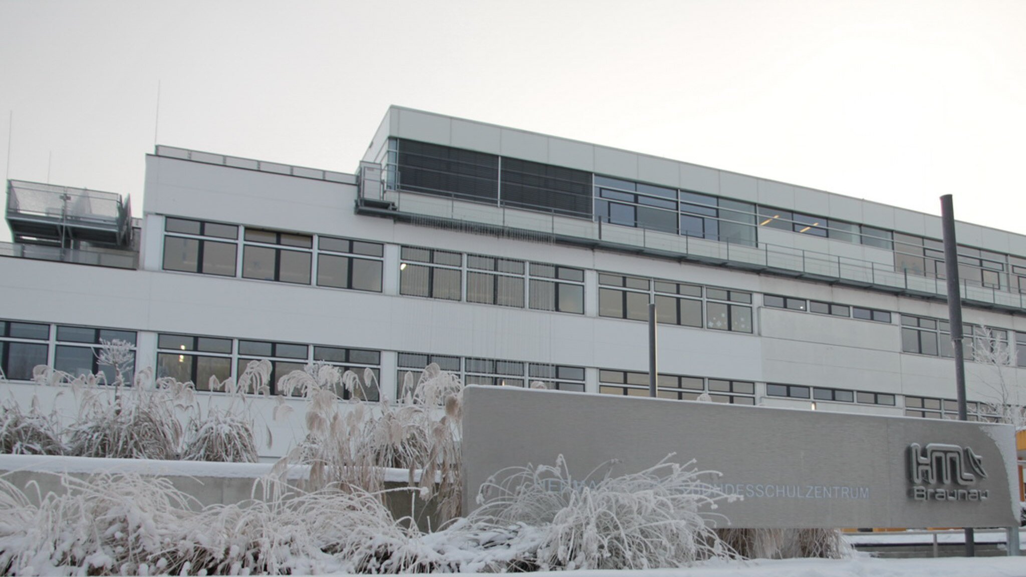 HTL Braunau: Schüler stellten Lehrerfotos mit NS-Kommentaren auf ...