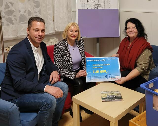 Spendenübergabe: Spenden an Frauenhaus Steyr - Steyr & Steyr Land