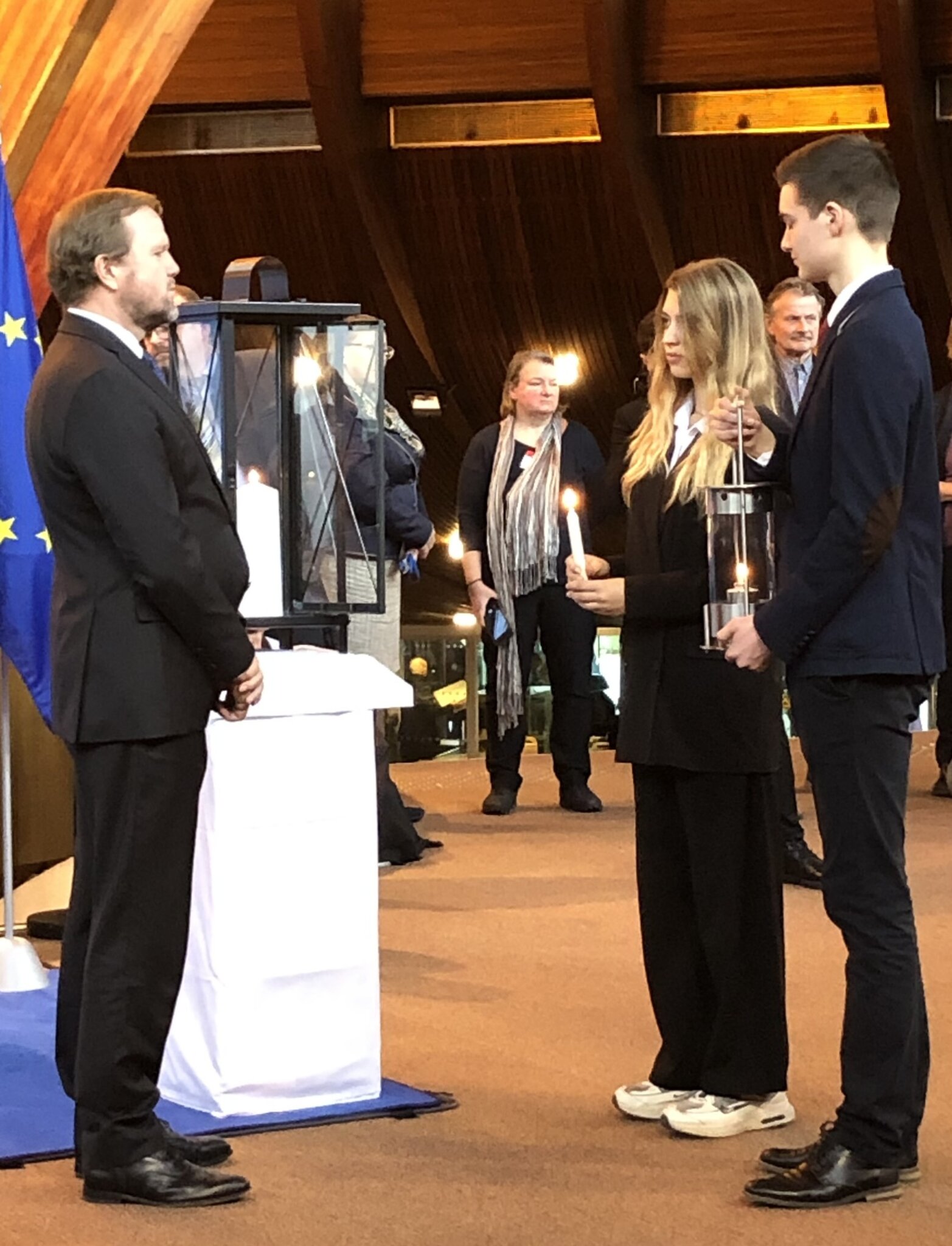 HTL Steyr auf Straßburg-Fahrt: Friedenslicht für EU-Institutionen ...