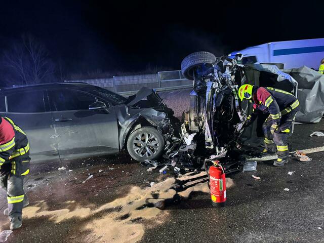 Feuerwehren im Einsatz: Schwerer Unfall auf A1 - Fahrzeuge kollidierten - Amstetten