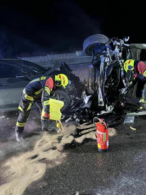 Feuerwehren im Einsatz: Schwerer Unfall auf A1 - Fahrzeuge kollidierten - Amstetten