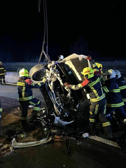 Feuerwehren im Einsatz: Schwerer Unfall auf A1 - Fahrzeuge kollidierten - Amstetten
