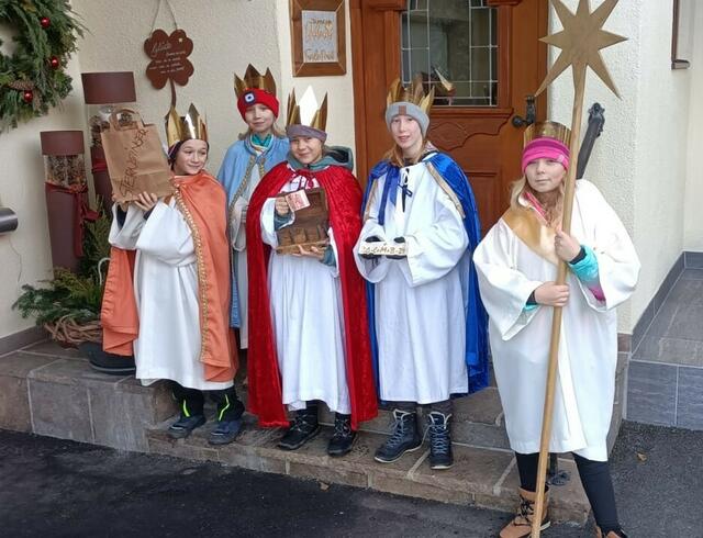Dreikönigsaktion: Auch Erwachsene gehen im Tiroler Unterland als Sternsinger - Kufstein