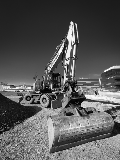 Faszinierende Technik im Gegenlicht der Sonne: Der Schaufelbagger - Wien