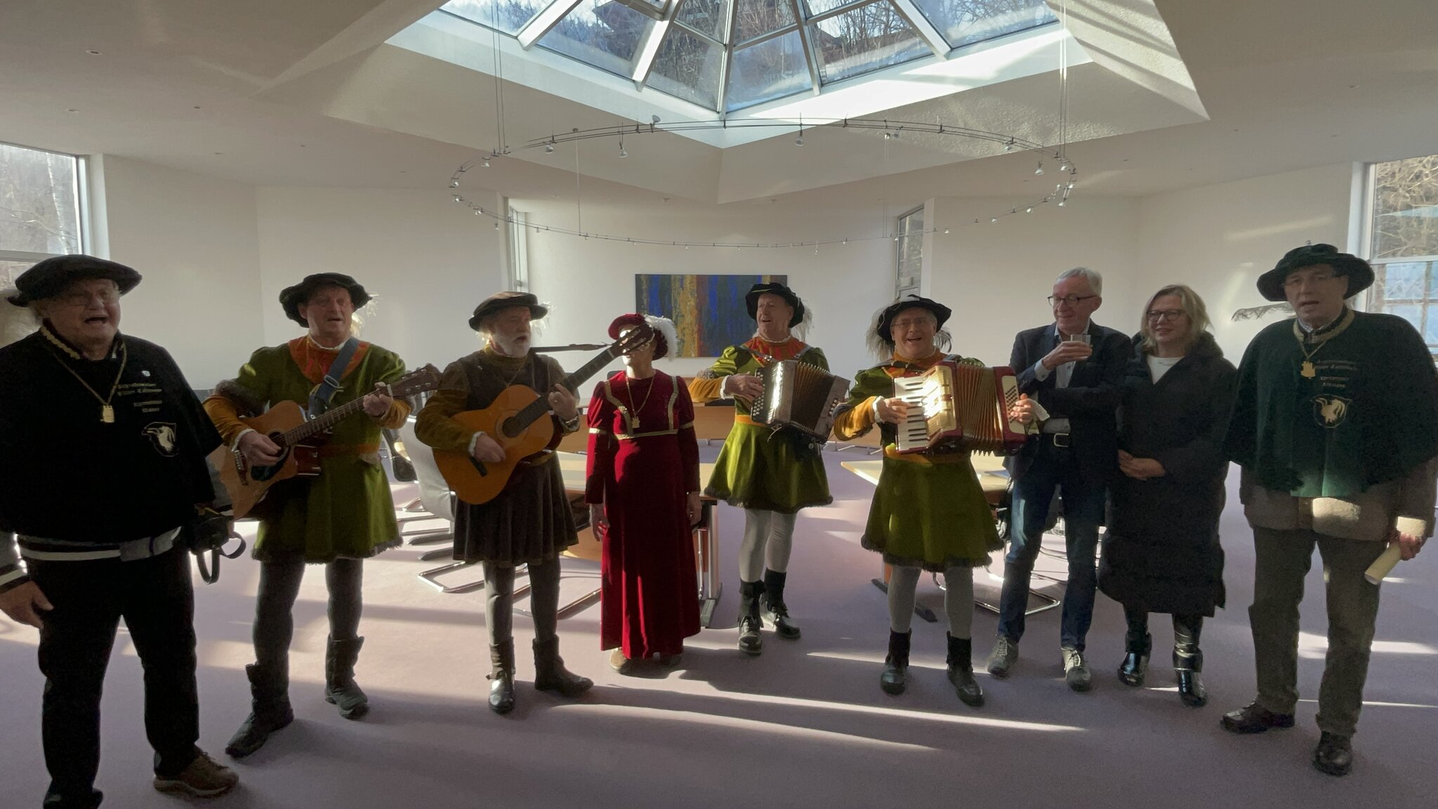 Feierliche Einladung: Schalla Schalla hieß es im Rathaussaal in Landeck ...