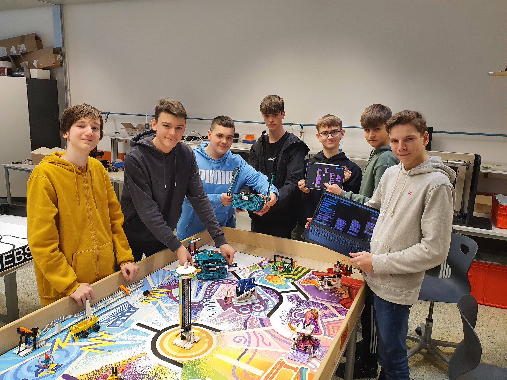 Ausbildung der Zukunft: Roboter übernehmen die HTL Wolfsberg - Lavanttal